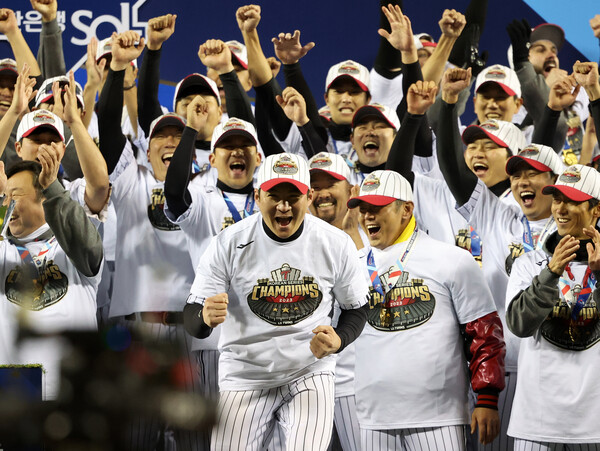 LG 트윈스, 29년 만에 한국 시리즈 우승...MVP는 오지환